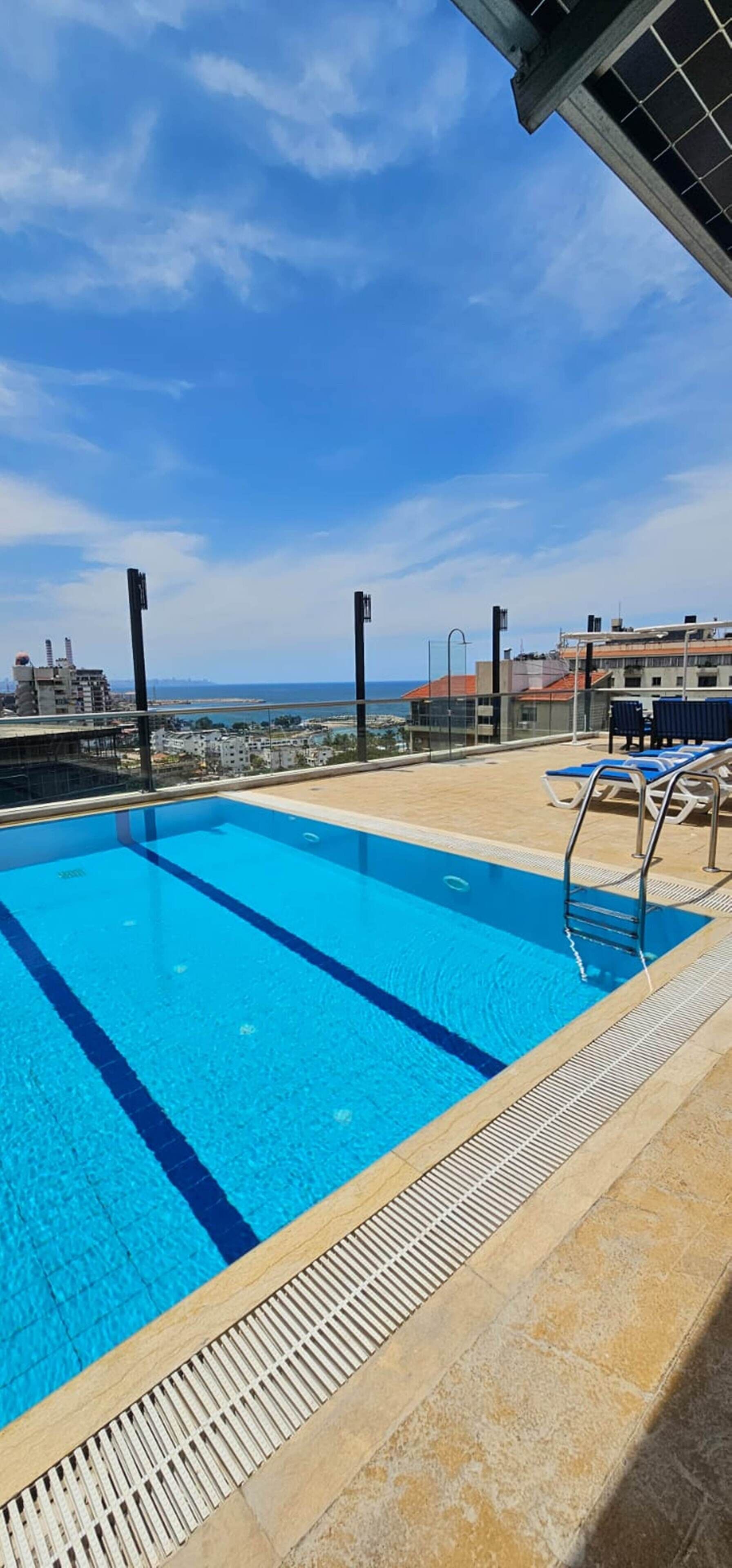 Piscina exterior, guarda-sóis, espreguiçadeiras 
