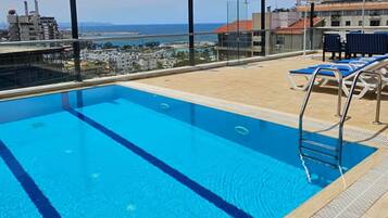 Piscina exterior, guarda-sóis, espreguiçadeiras