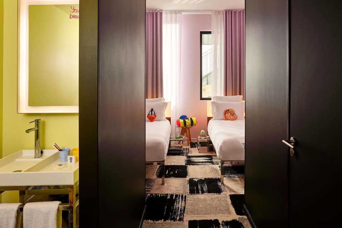 Quarto Twin, 2 camas individuais (Medium Mama) | Cofre no quarto, com decoração personalizada