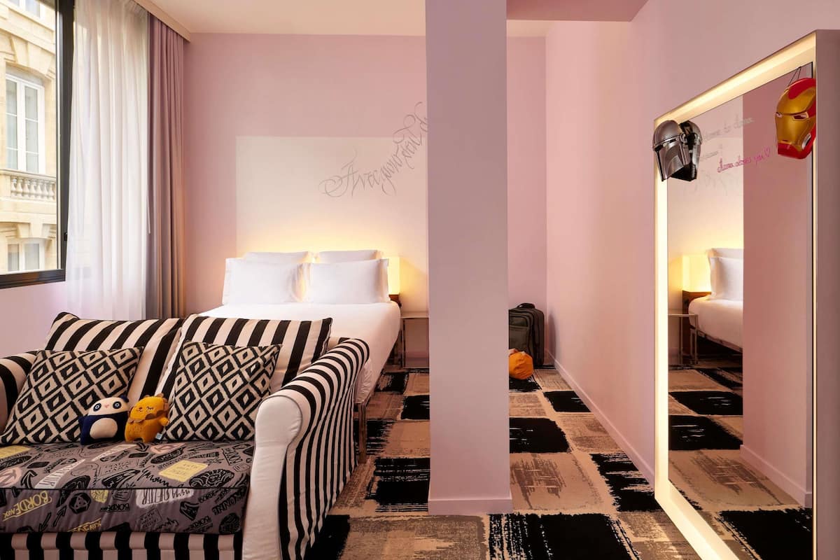Cofre no quarto, com decoração personalizada