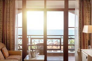 Quarto casal ou duplo, vista para o mar | Frigobar, cofres nos quartos, escrivaninha, cortinas blackout