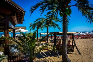 Praia particular, espreguiçadeiras, guarda-sóis 