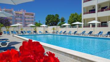 Piscina exterior, guarda-sóis, espreguiçadeiras