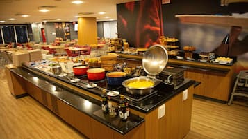 Pequeno-almoço tipo buffet diário (49 BRL por pessoa)