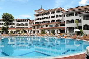Piscina interna, piscina externa, funciona das 9h às 19h, guarda-sóis