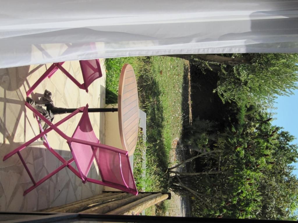 Quarto com cama, janela e vista para uma árvore lá fora.