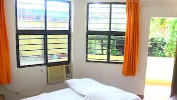 Quarto Deluxe | Secretária, cortinas/cortinados opacos