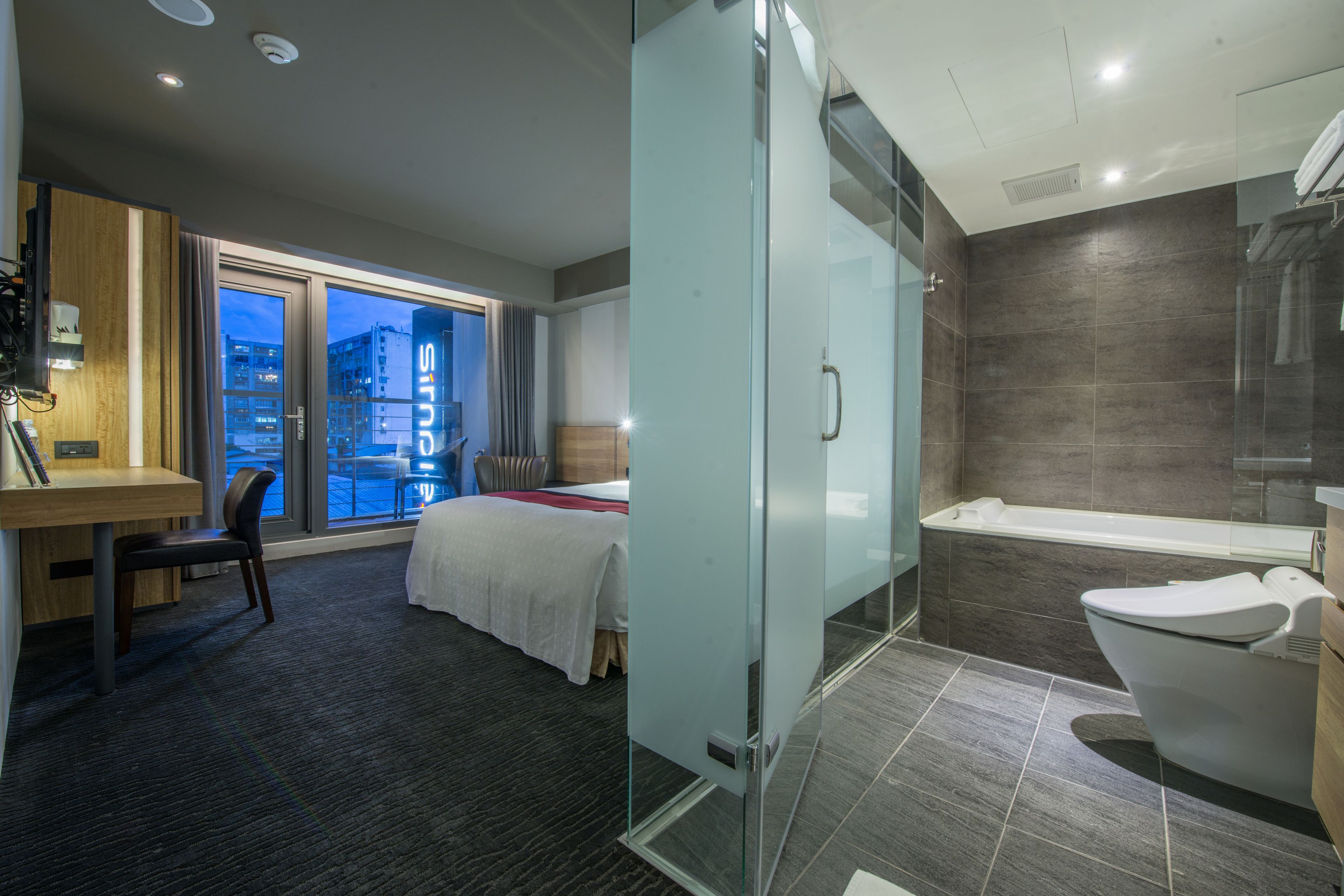 Quarto casal elite, sacada (Simple Double ) | Cofres nos quartos, escrivaninha, cortinas blackout