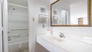 Quarto Premium, 2 camas queen-size, fumadores | Casa de banho | Artigos de higiene pessoal grátis, um secador de cabelo