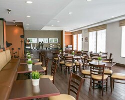 Café da manhã com buffet grátis todos os dias