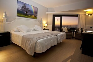 Quarto luxo | Edredons de pluma, escrivaninha, cortinas blackout, Wi-Fi de cortesia