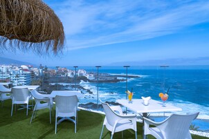 Bar à beira da piscina