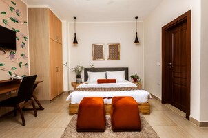 Edredões de penas, cofre no quarto, secretária 