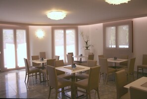 Pequeno-almoço continental diário mediante uma taxa 