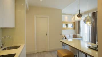 Suite Júnior, kitchenette | Sala de estar | TV de ecrã plano, filmes em estreia