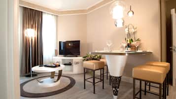 Suite Júnior, kitchenette | Lençóis de algodão egípcio, roupa de alta qualidade, edredões de penas