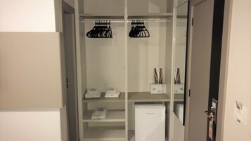 Quarto Triplo Standard -  3 Camas de Solteiro Ou 1 Cama de Casal e 1 Cama de Solteiro  | Minibar, cofre no quarto, secretária 