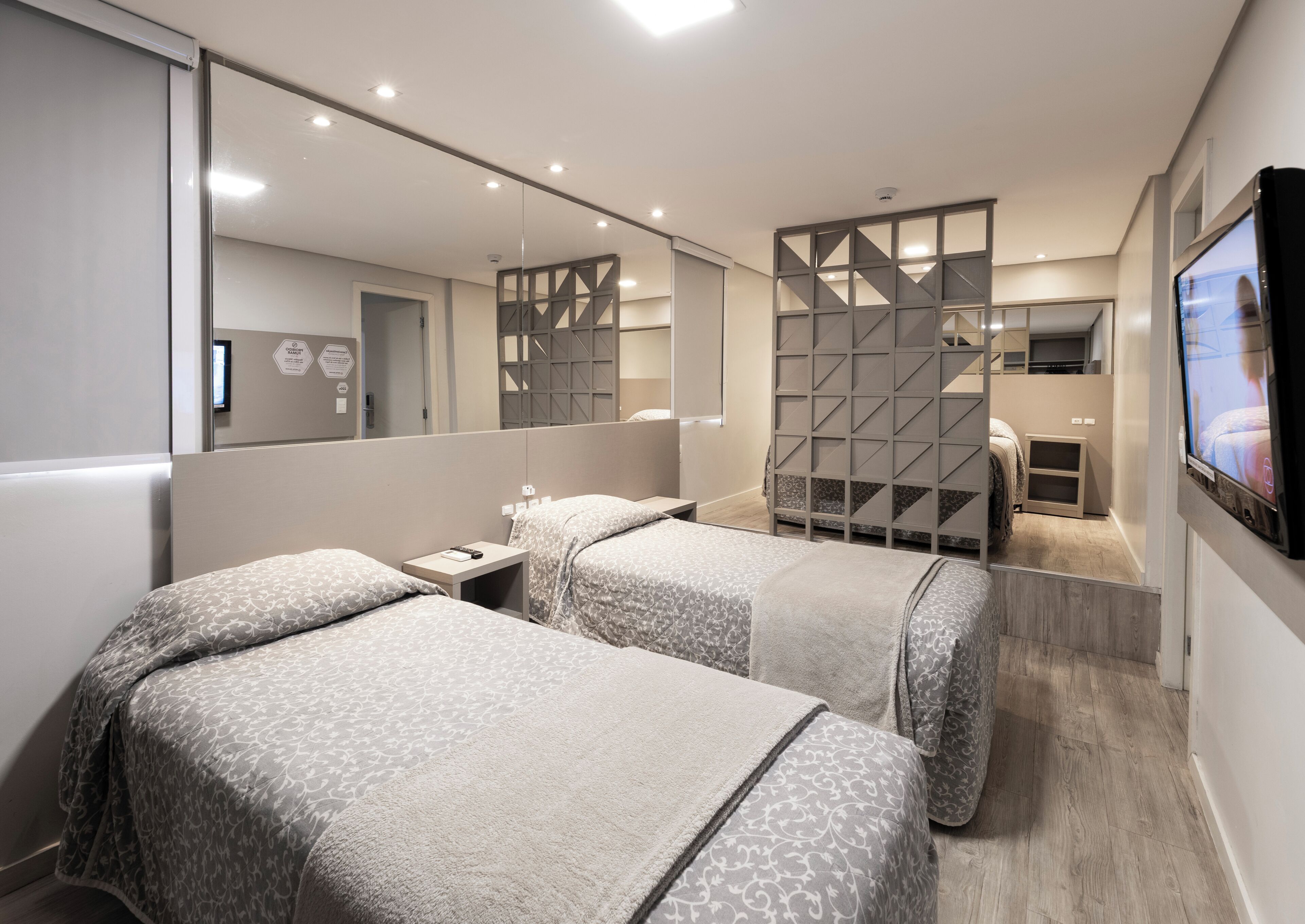 Dúplex Familiar, 3 quartos | Minibar, cofre no quarto, secretária 