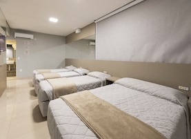 Standard Quintuple Room 1 c 3 s | Frigobar, cofres nos quartos, escrivaninha