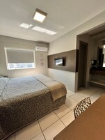 Quarto Duplo com Cama King-size | Minibar, cofre no quarto, secretária 