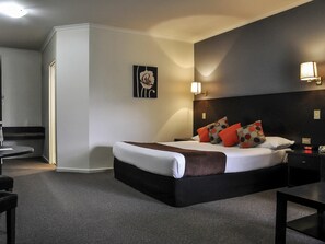 Quarto Standard, 1 cama queen-size | Minibar, secretária, cortinas/cortinados opacos, ferro/tábua de engomar 