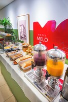Café da manhã completo grátis todos os dias