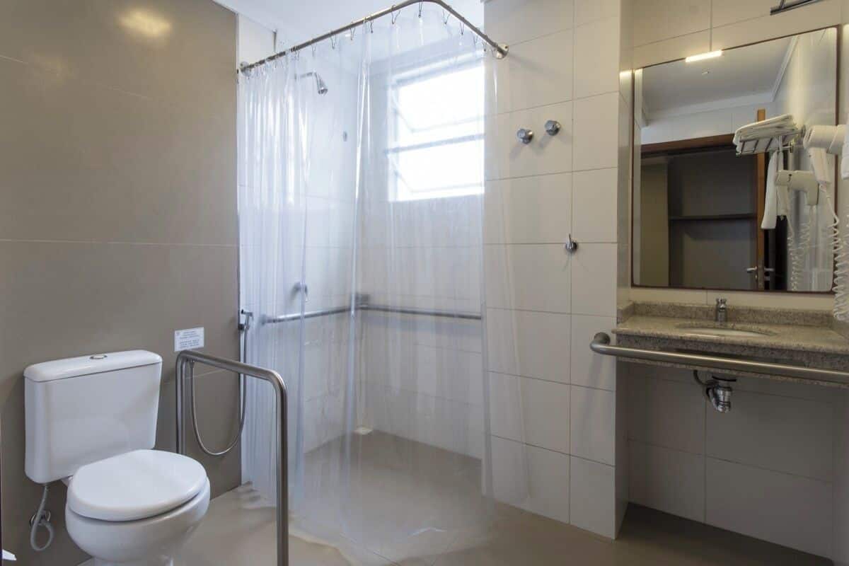 Suíte Adaptado | Casa de banho | Um polibã, um chuveiro fixo, um secador de cabelo, toalhas fornecidas