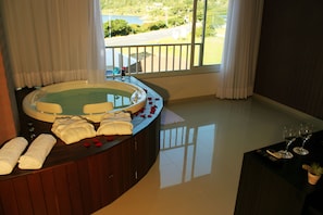 Suíte superluxo, 1 cama King, banheira de imersão | Vista do quarto