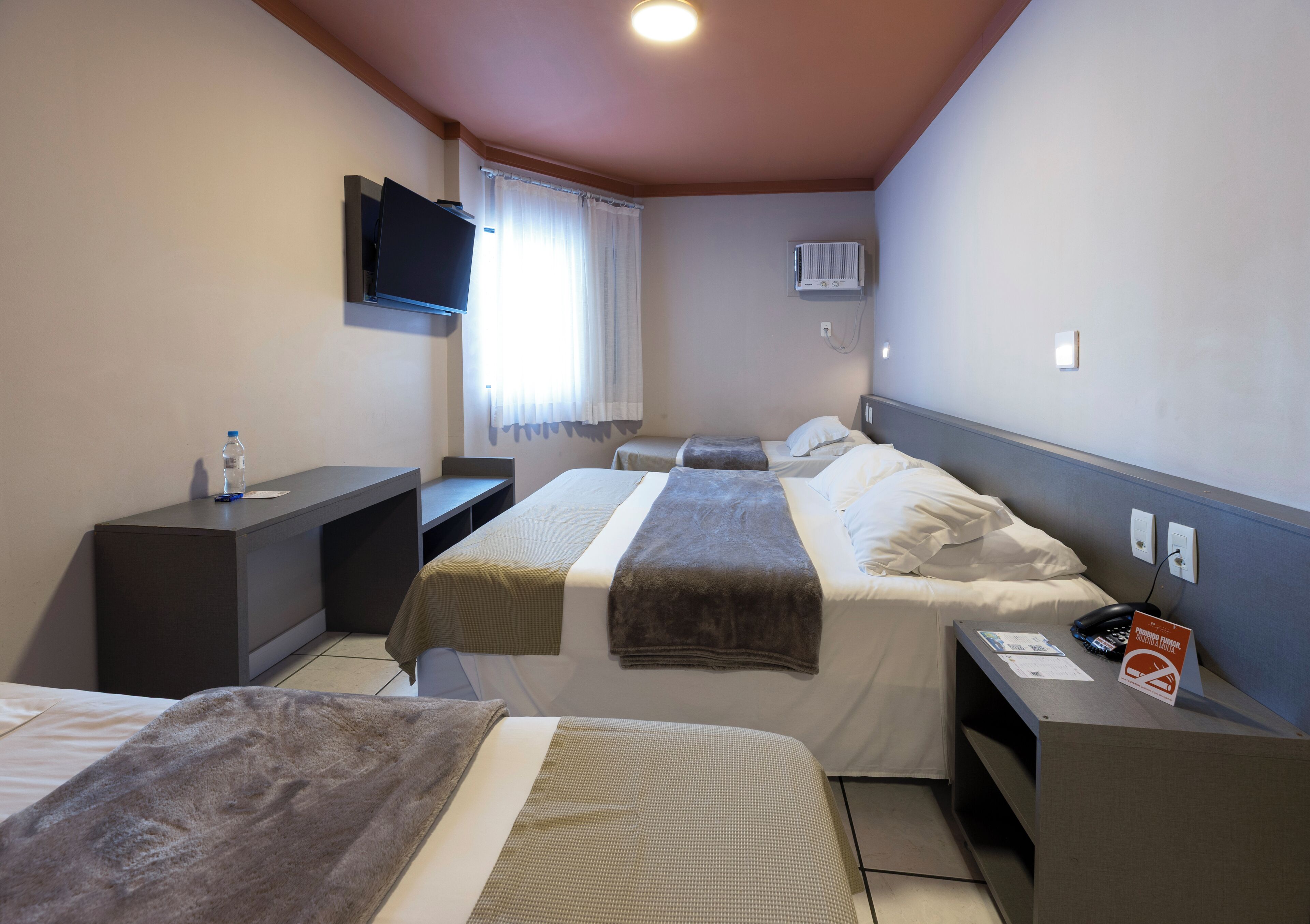 Quarto quádruplo standard | Frigobar, cofres nos quartos, individualmente mobiliados, escrivaninha