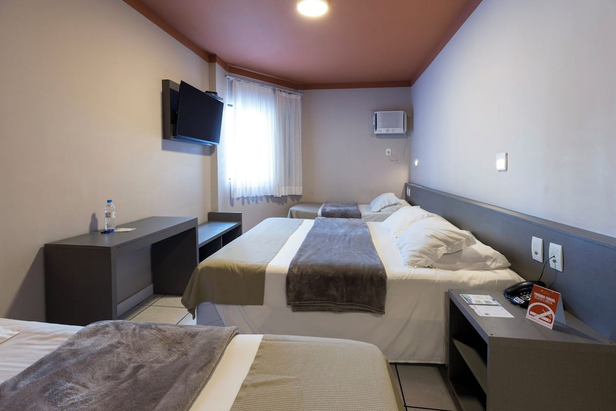 Quarto quádruplo standard | Frigobar, cofres nos quartos, individualmente mobiliados, escrivaninha