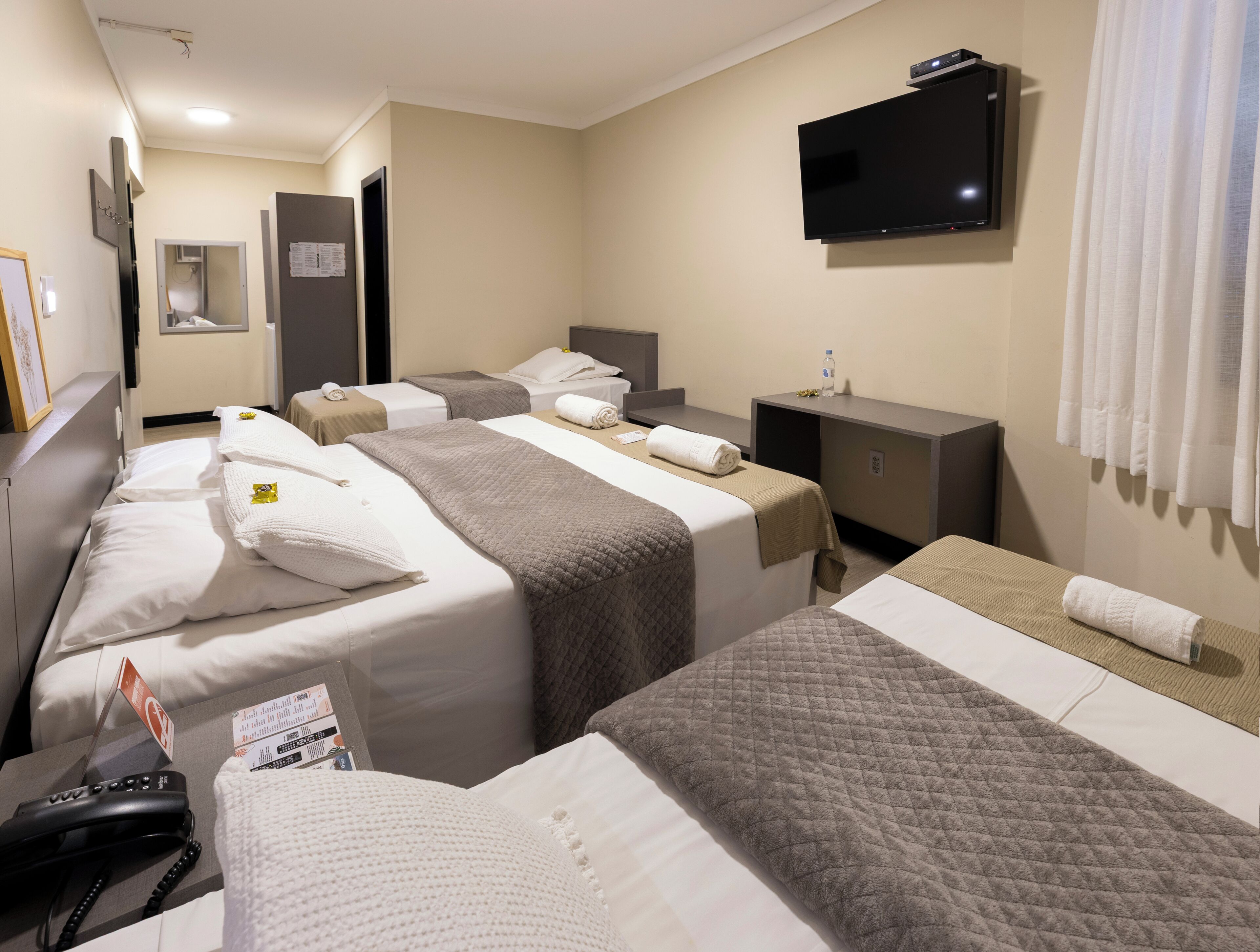 Quarto quádruplo luxo | Frigobar, cofres nos quartos, individualmente mobiliados, escrivaninha