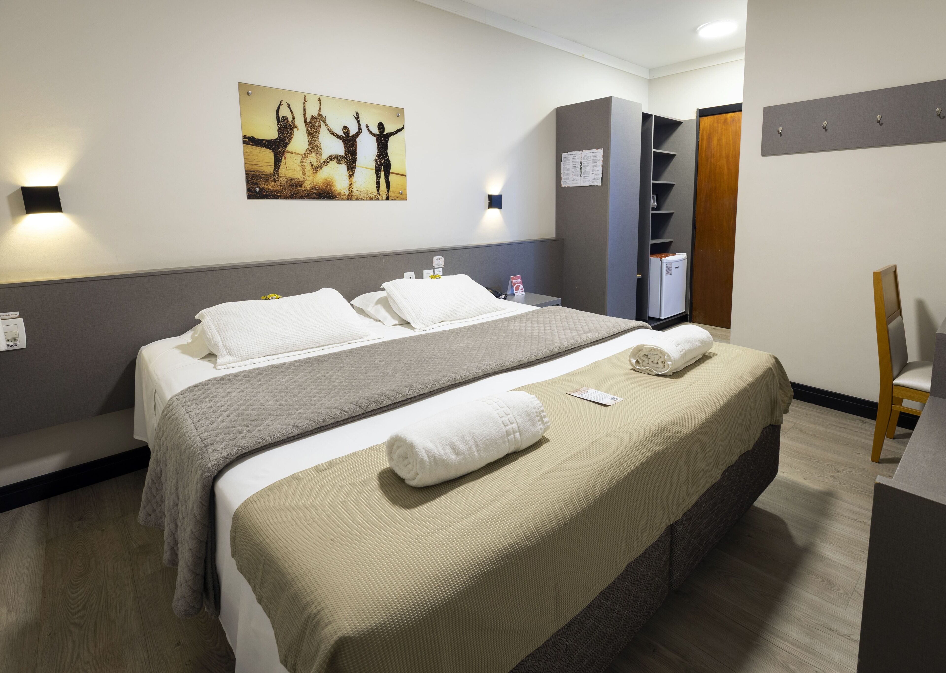 Quarto casal ou duplo luxo | Frigobar, cofres nos quartos, individualmente mobiliados, escrivaninha