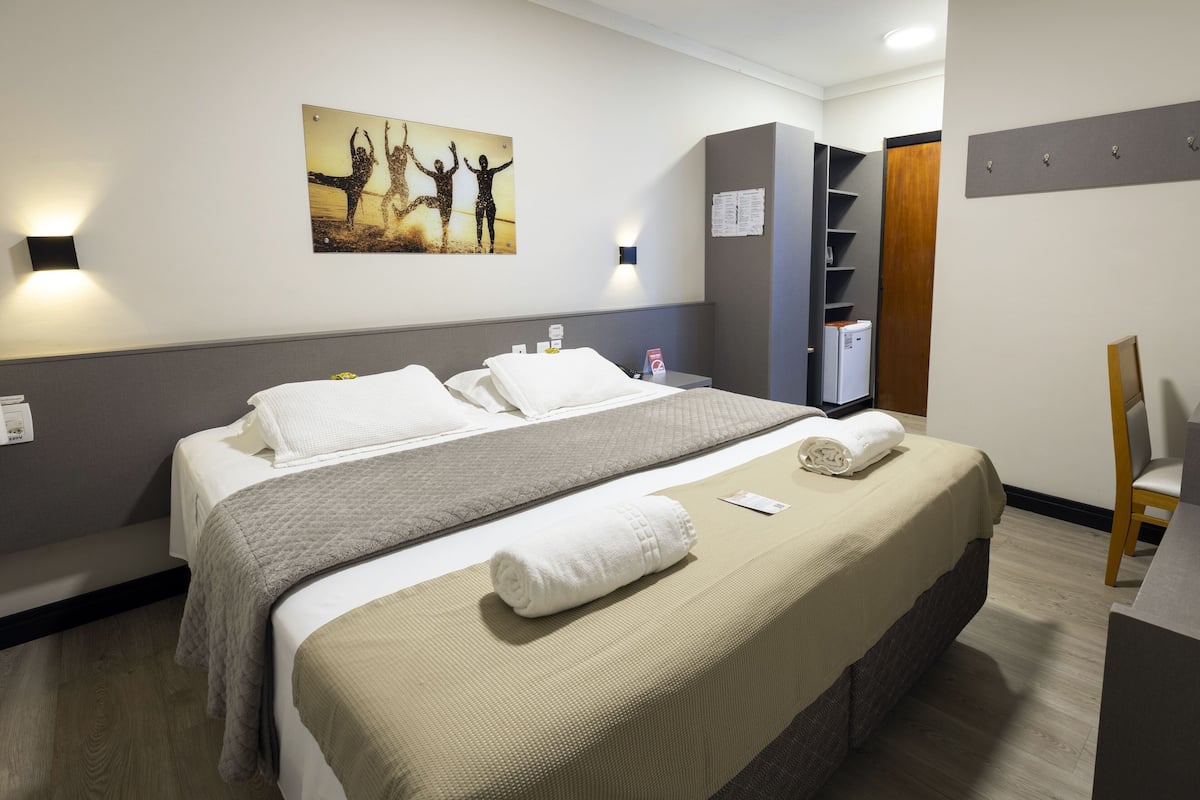 Quarto casal ou duplo luxo | Frigobar, cofres nos quartos, individualmente mobiliados, escrivaninha