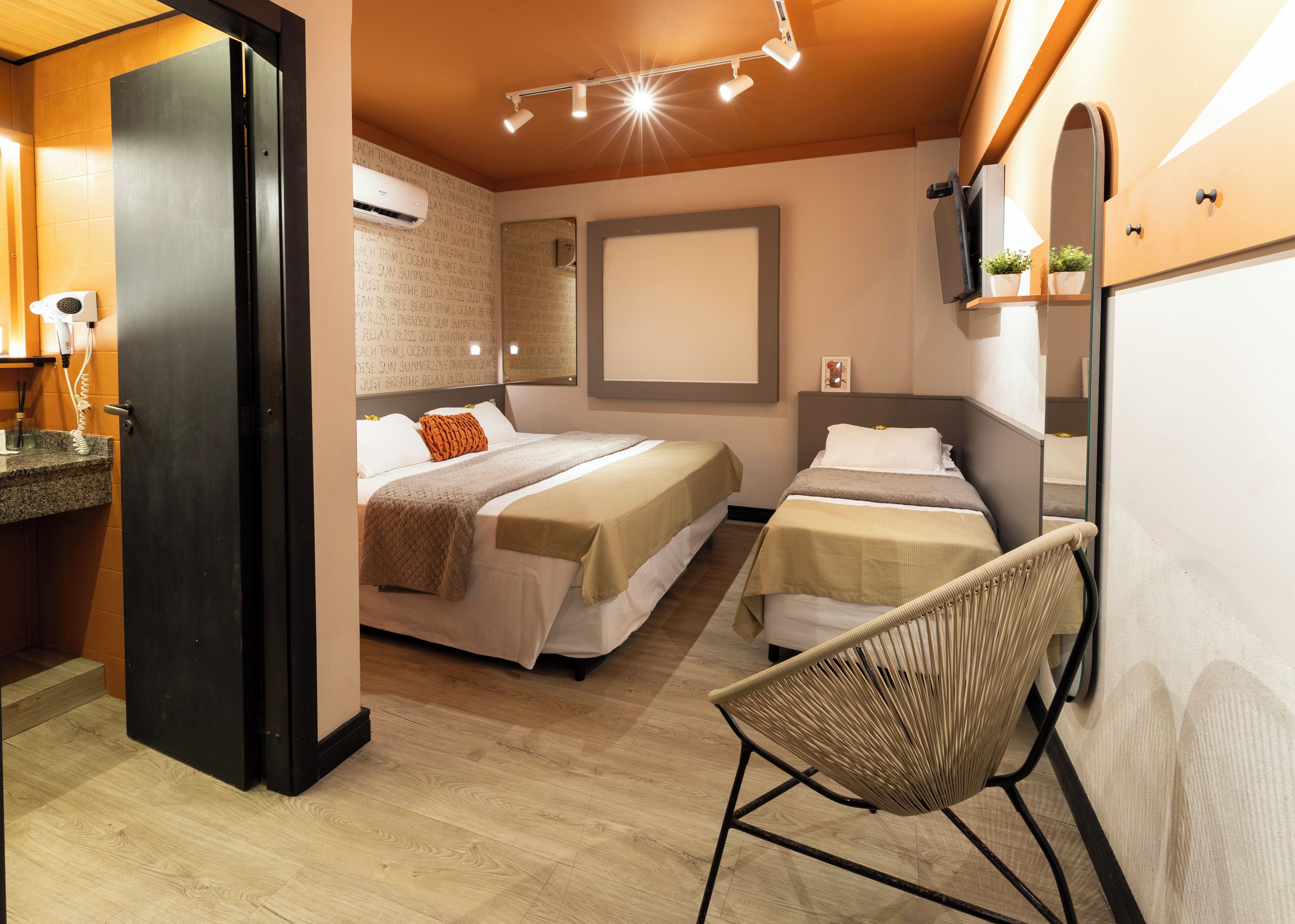 Quarto superluxo | Frigobar, cofres nos quartos, individualmente mobiliados, escrivaninha