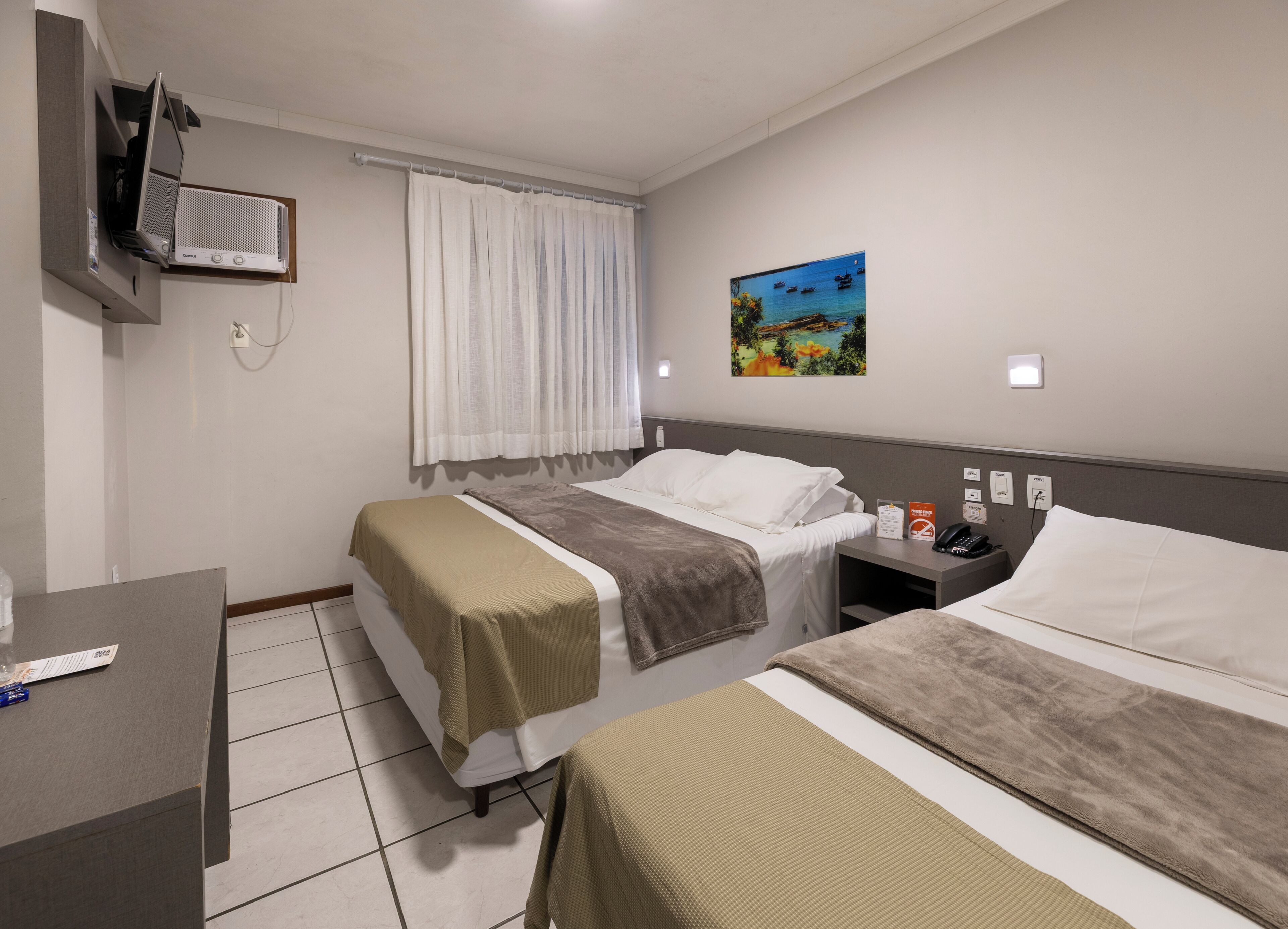 Quarto triplo standard | Frigobar, cofres nos quartos, individualmente mobiliados, escrivaninha