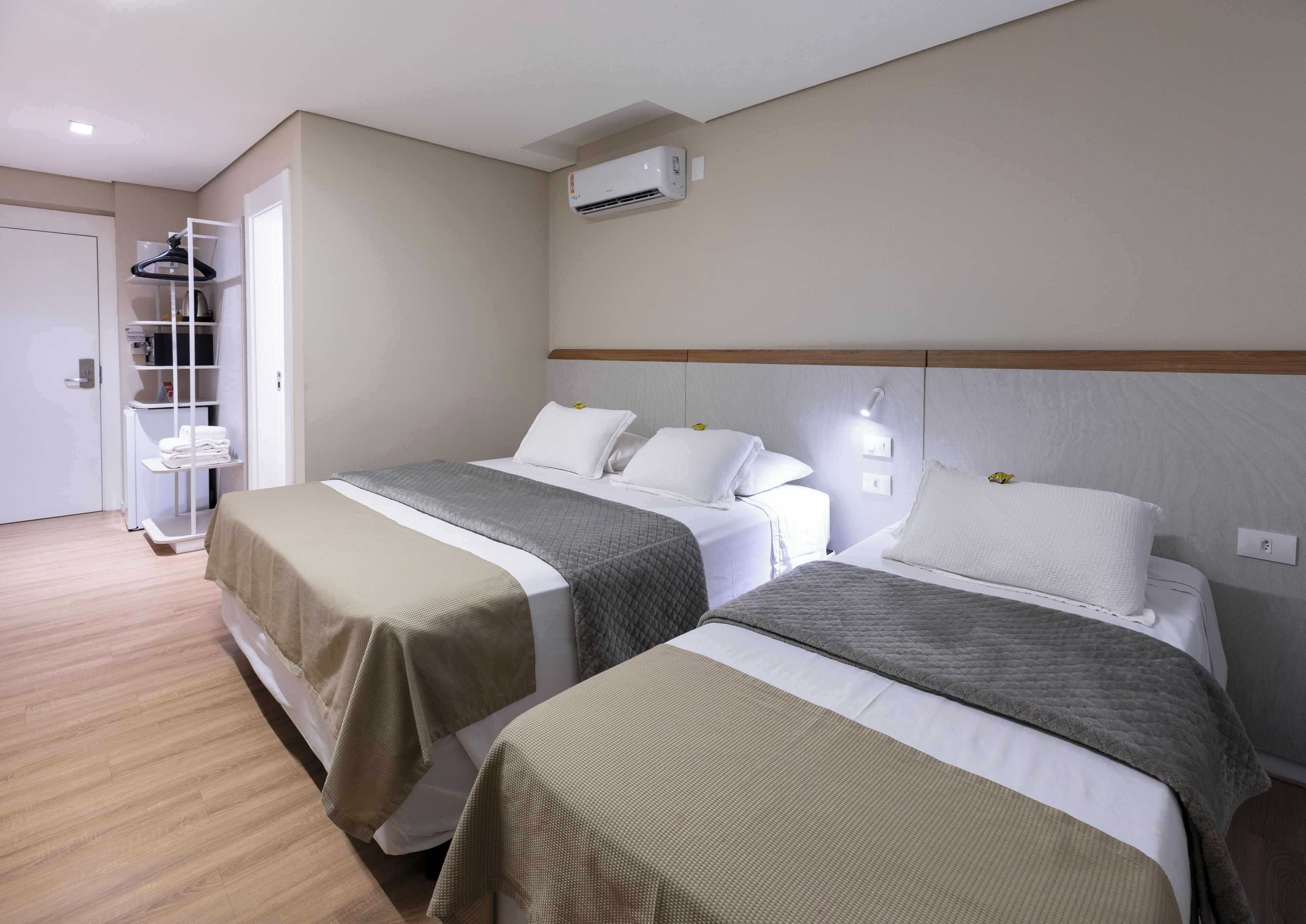 Quarto Máster Triplo | Frigobar, cofres nos quartos, individualmente mobiliados, escrivaninha