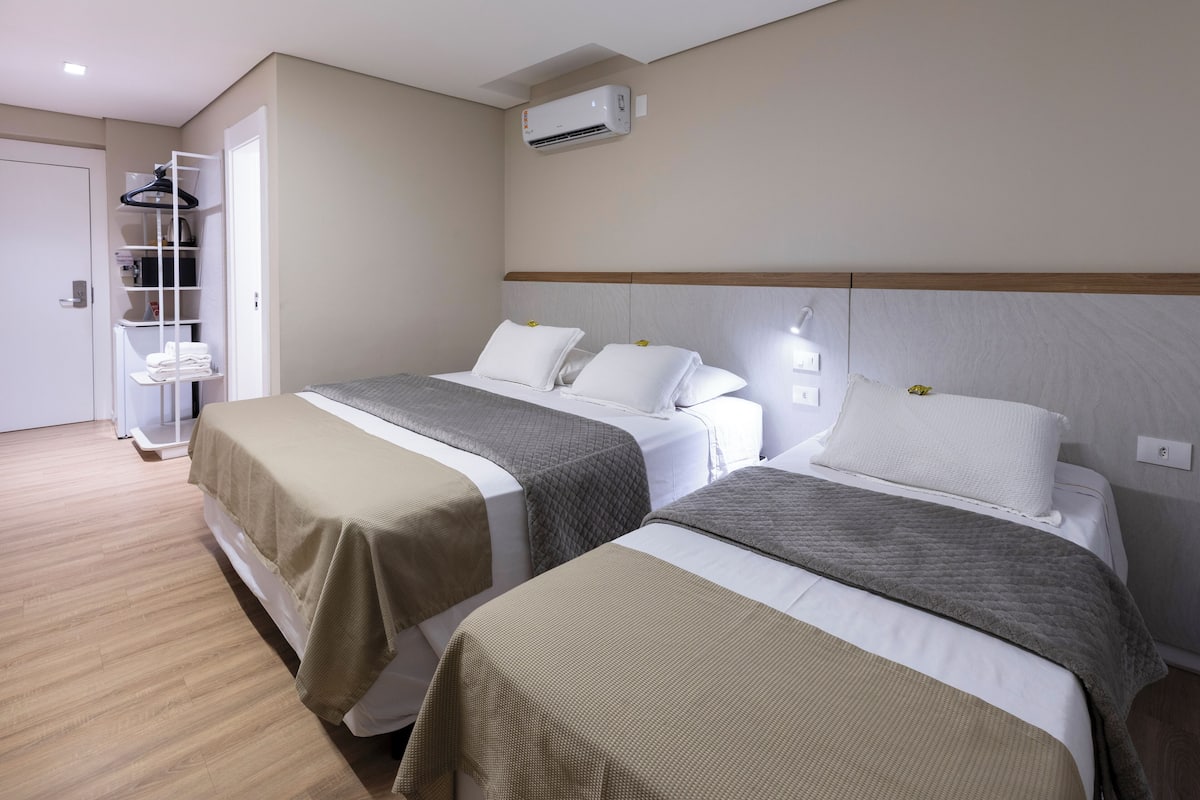 Quarto Máster Triplo | Frigobar, cofres nos quartos, individualmente mobiliados, escrivaninha