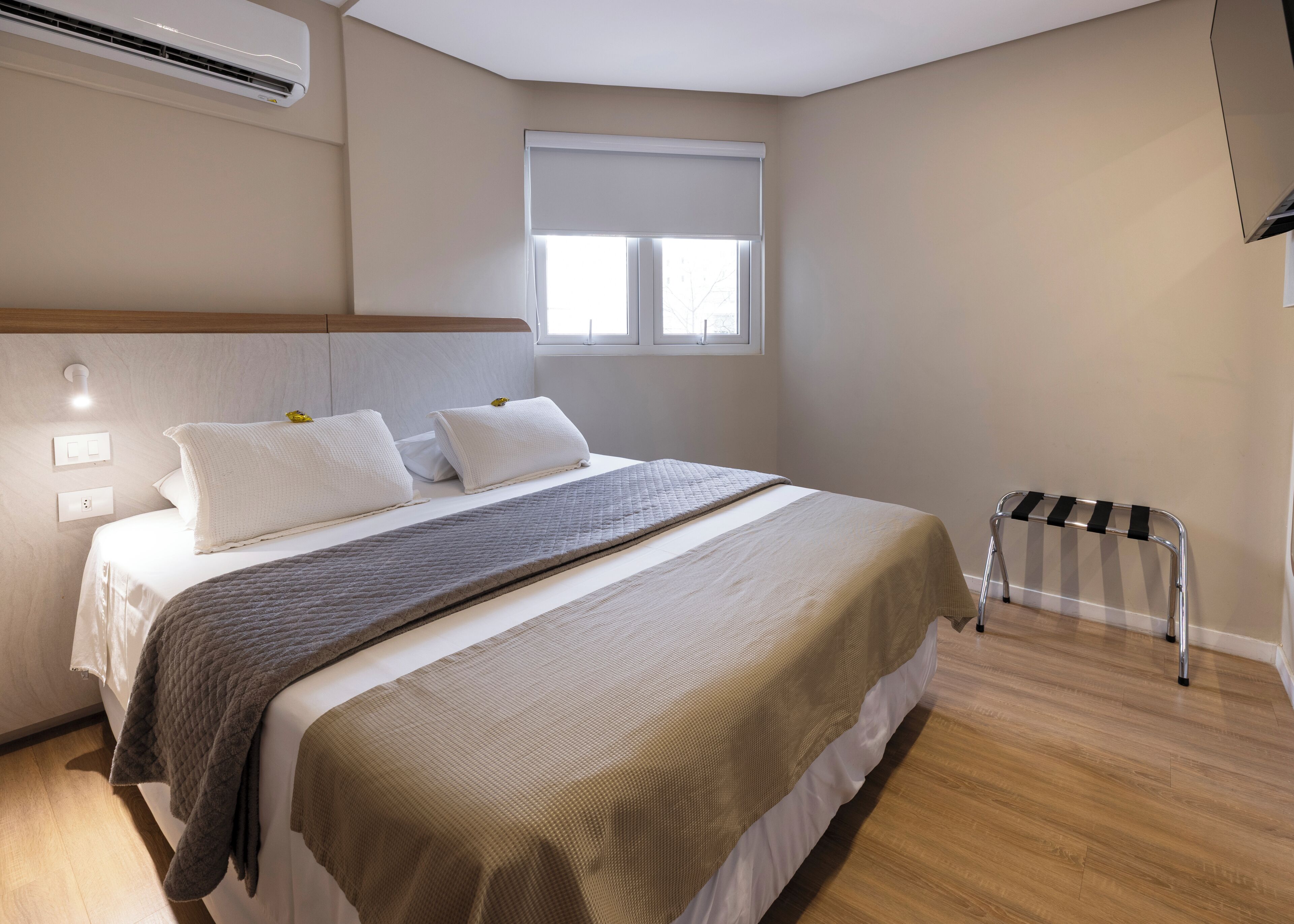 Quarto Máster Duplo ou Casal | Frigobar, cofres nos quartos, individualmente mobiliados, escrivaninha