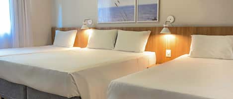 Minibar, cofre no quarto, secretária, cortinas/cortinados opacos