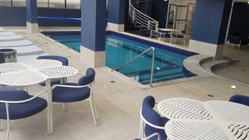 Piscina interior, espreguiçadeiras