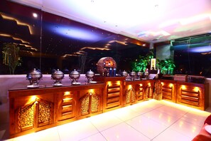 Pequeno-almoço tipo buffet diário (200 INR por pessoa)