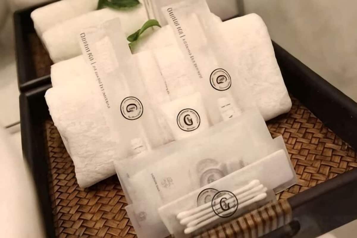 Comodidades da casa de banho | Um polibã, um chuveiro fixo, produtos de higiene exclusivos