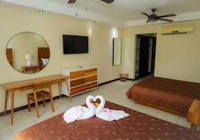 Quarto Duplo Deluxe | Roupa de alta qualidade, cofre no quarto, secretária