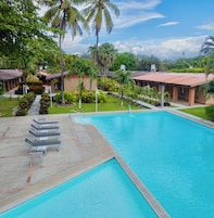 Piscina exterior, espreguiçadeiras