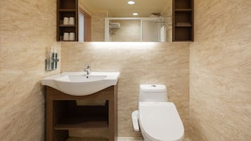 Quarto Duplo Elite | Casa de banho | Um polibã, um chuveiro de hidromassagem, um secador de cabelo, chinelos