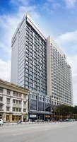 Um hotel moderno com uma placa chamativa que diz 'LIBERTY CENTRAL'.