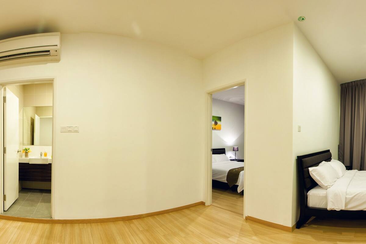 Quarto de hotel com cama, banheiro e vista para o exterior.