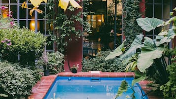 Piscina exterior, espreguiçadeiras