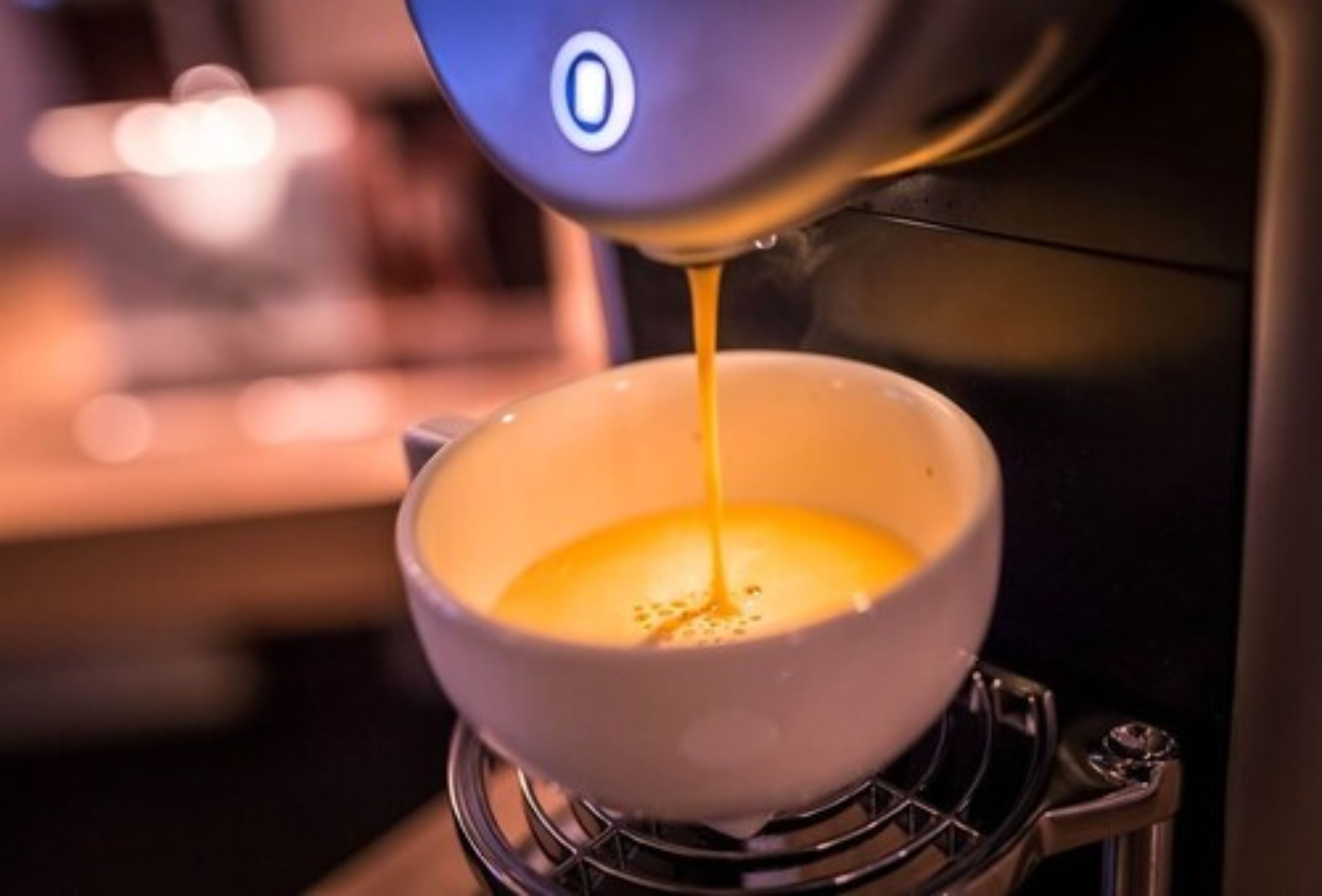 Café sendo servido de uma máquina.