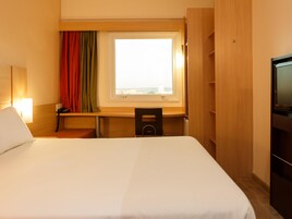Quarto standard, 1 cama de casal | Frigobar, Wi-Fi de cortesia, roupa de cama